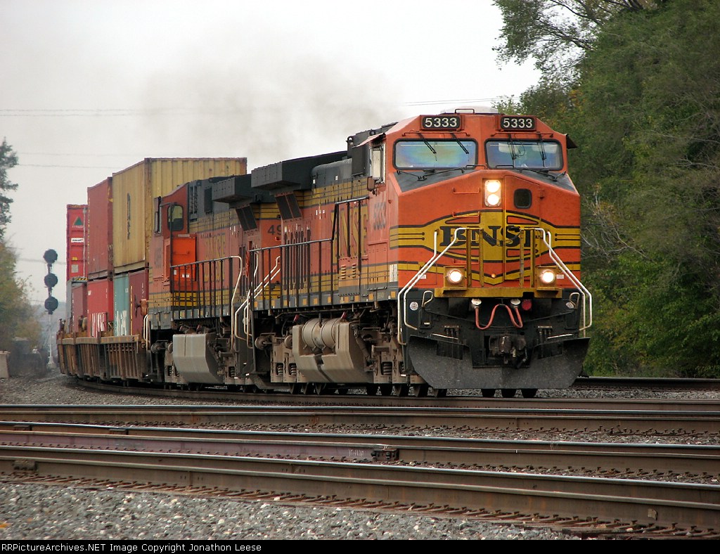 BNSF 5333 leads 20G